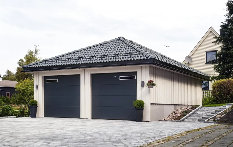 Garasjer med valmet tak - karlshusgarasjene
